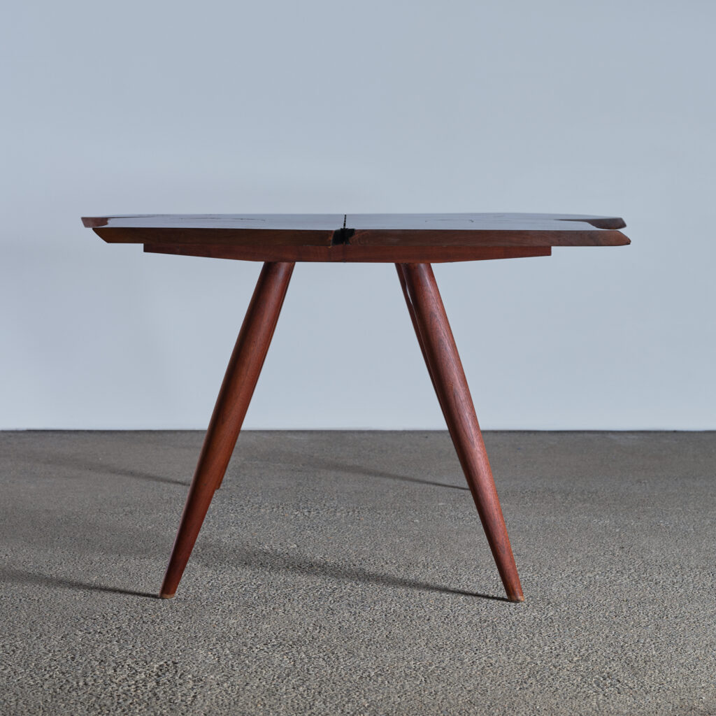 Special Turned Leg Dining Table - Moderne Gallery